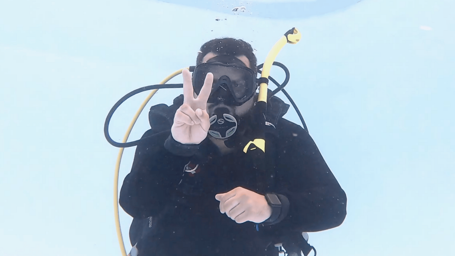 25 Scuba Hand Signals Every Diver Must Know - Airkayaks