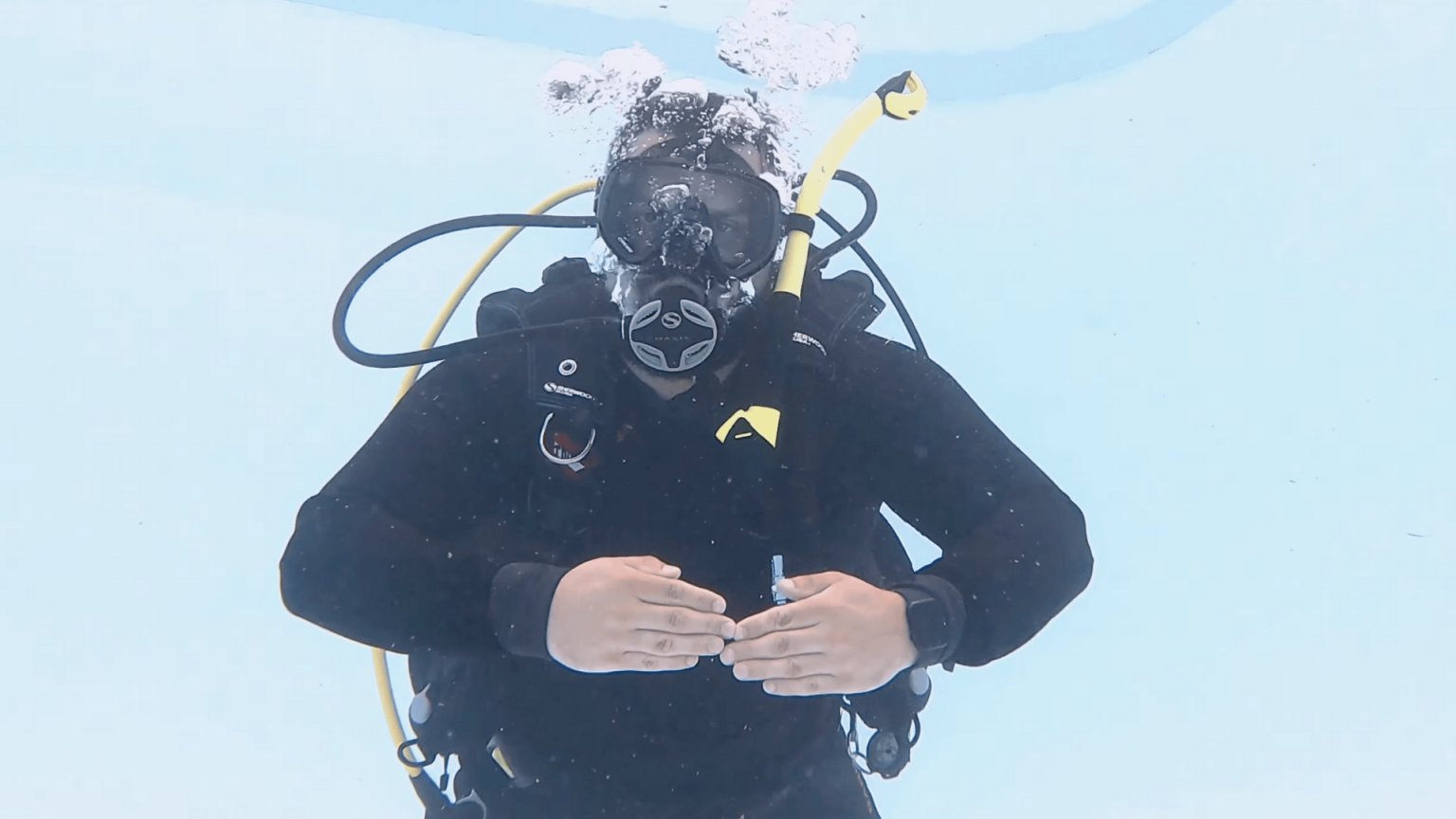 25 Scuba Hand Signals Every Diver Must Know - Airkayaks