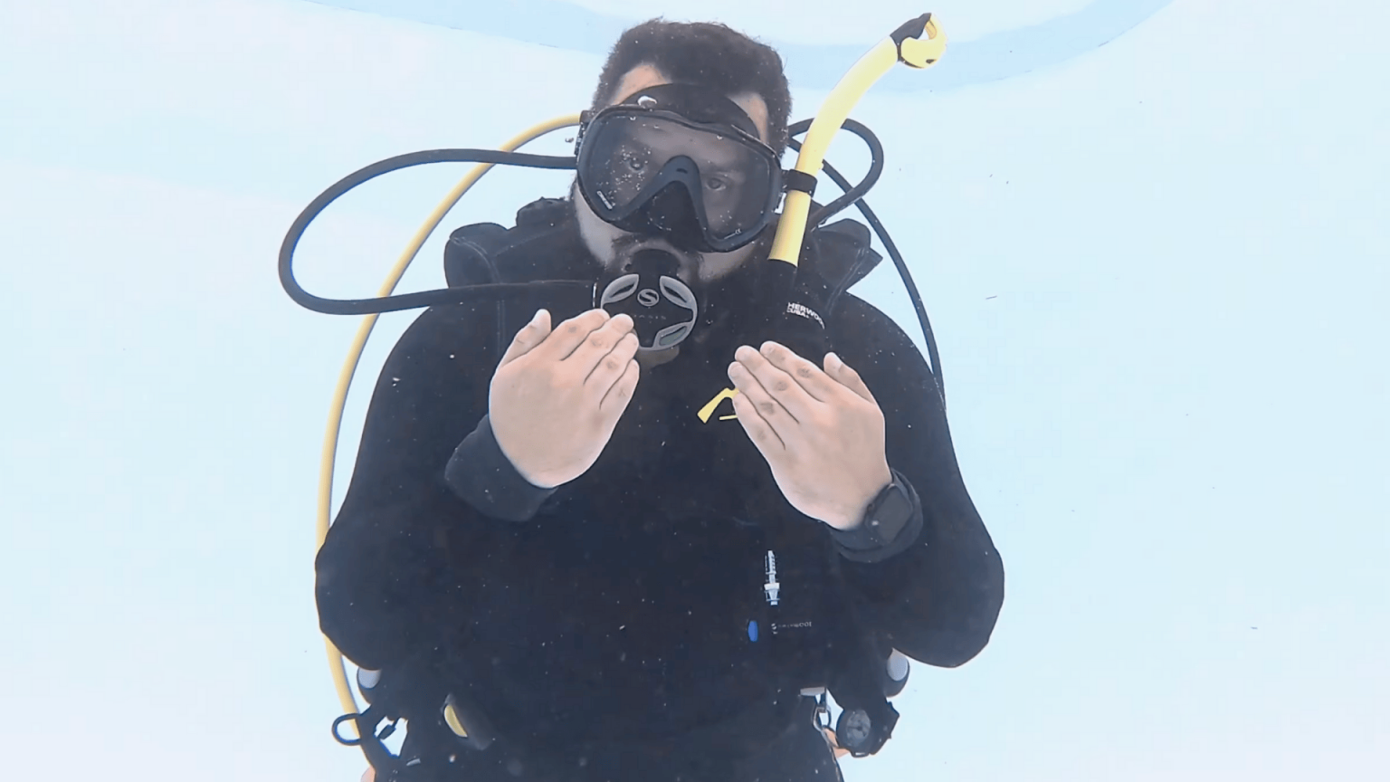 25 Scuba Hand Signals Every Diver Must Know - Airkayaks