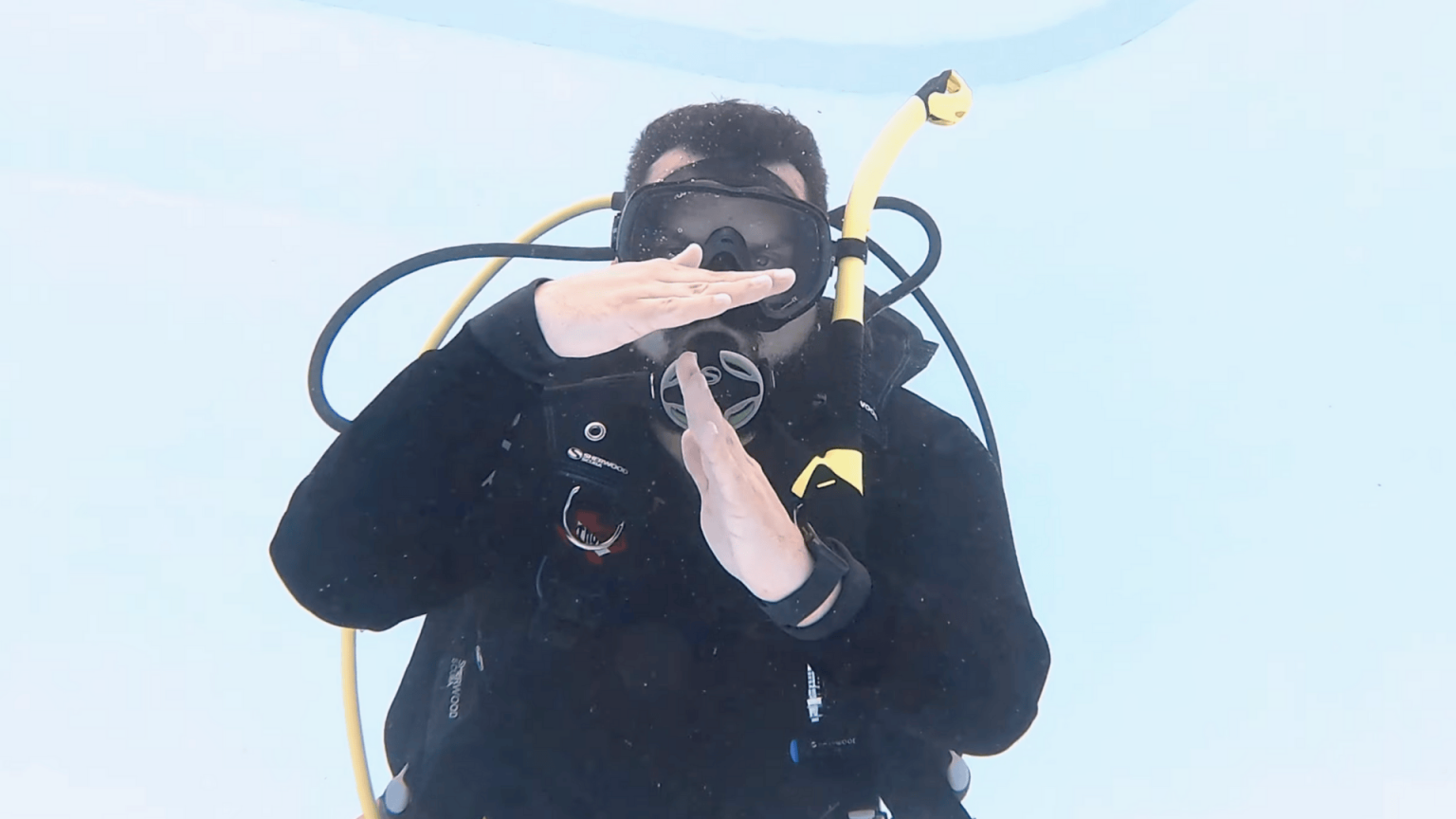 25 Scuba Hand Signals Every Diver Must Know - Airkayaks