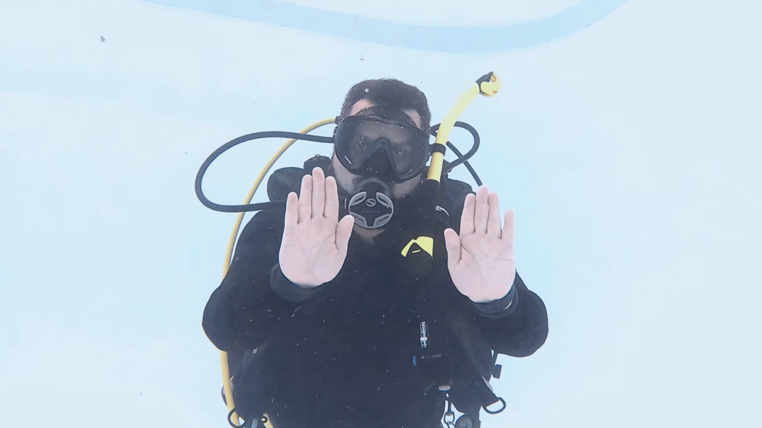 25 Scuba Hand Signals Every Diver Must Know - Airkayaks